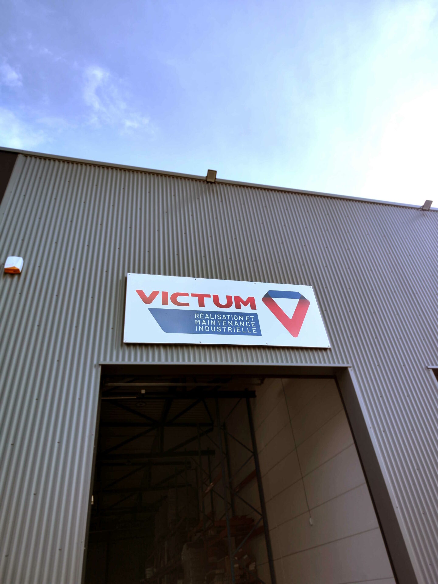 Pose de l'enseigne VICTUM